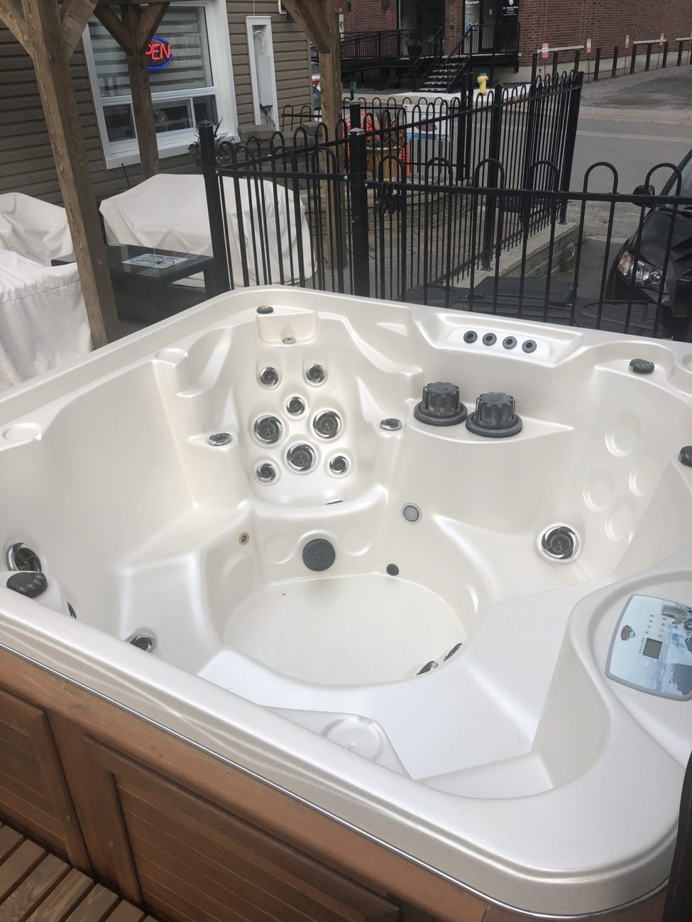 Hot Tubs – Splash Pools Ottawa